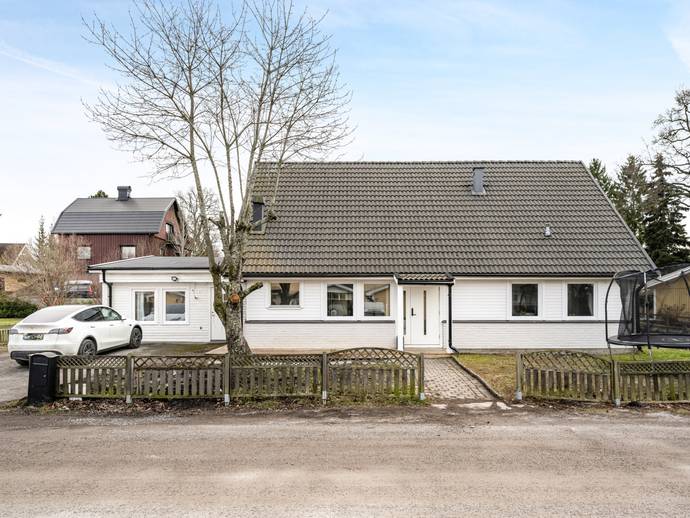 Slåttervägen 13A i Segeltorp, Huddinge kommun - villa till salu - Hemnet