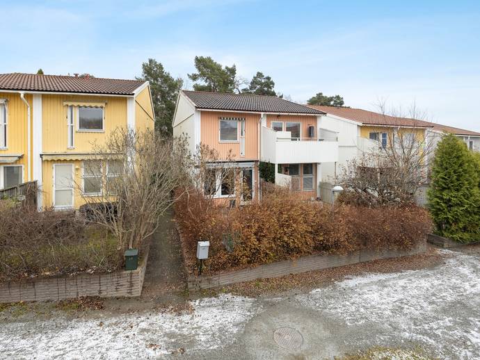 Århusgatan 139 i Kista, Stockholms kommun - radhus till salu - Hemnet