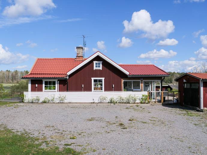 Adolfsberg Liljelund 2 i Stallarholmen, Strängnäs kommun - villa till ...