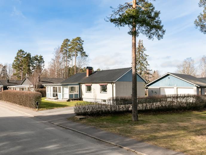 Carléns väg 16 i Hällabrottet, Kumla kommun - villa till salu - Hemnet
