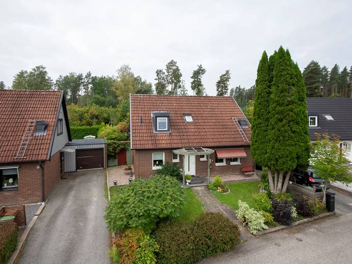 Skridskogatan 23 i Ullvibackar, Köpings kommun - villa till salu - Hemnet