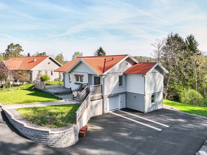 Bredehallsliden 12 i Lerum, Lerums kommun - villa till salu - Hemnet