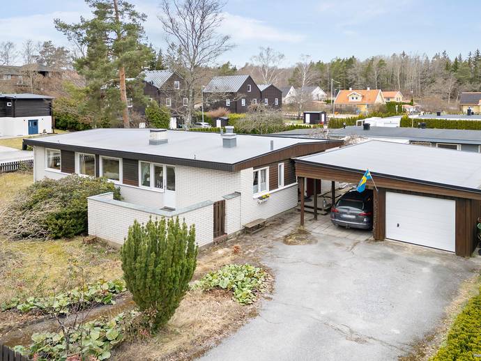 Hjälmvägen 16 i Skälby, Järfälla kommun - villa till salu - Hemnet