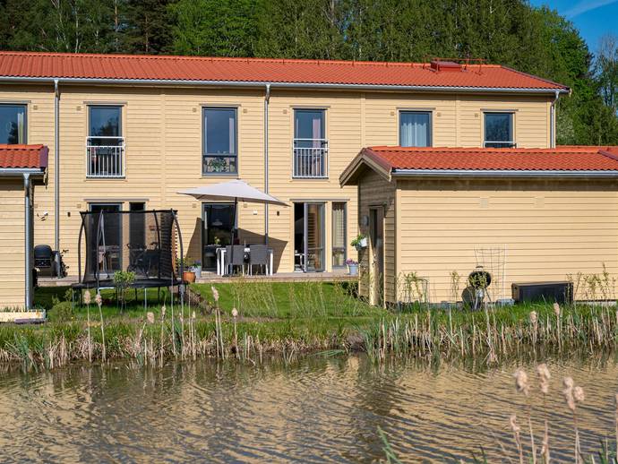 Källarängsvägen 24C i Stallarholmen, Strängnäs kommun - radhus till ...