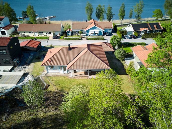 Sundby strandväg 17 i Stallarholmen, Strängnäs kommun - villa till salu ...