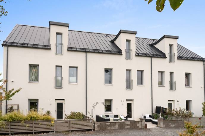 Byle Allé 1B i Täby Kyrkby, Täby kommun - radhus till salu - Hemnet