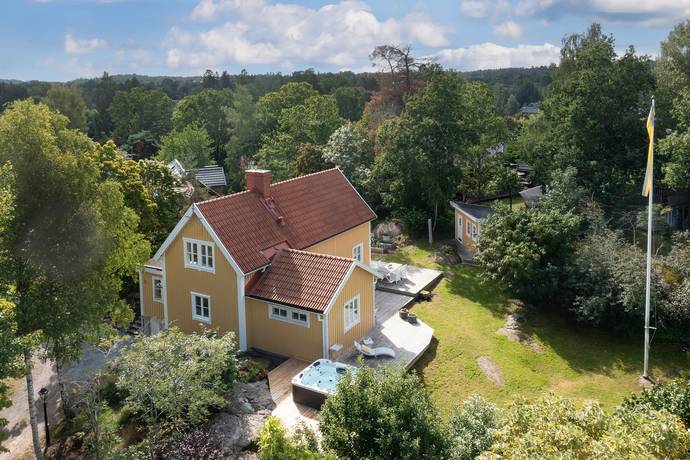 Kvarnbergsvägen 32 i Centrala Huddinge, Huddinge kommun - Villa till ...