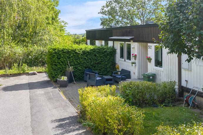 Hasselstigen 52 i Segeltorp, Huddinge kommun - radhus till salu - Hemnet