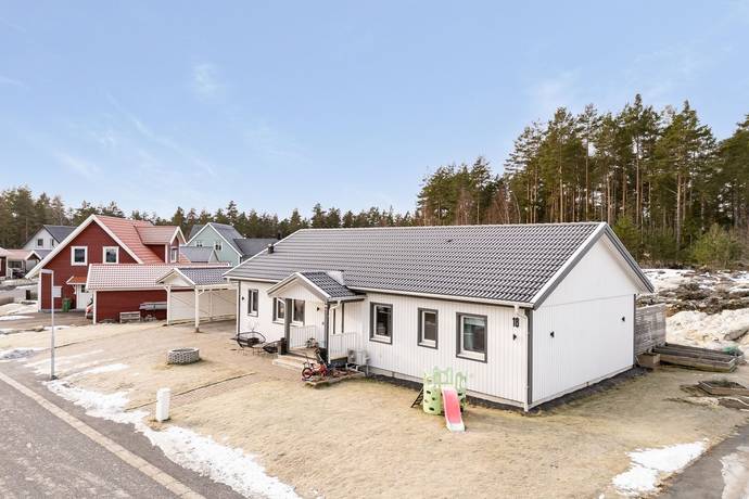 Ormbunksvägen 18 i Enhammar, Strängnäs kommun - villa till salu - Hemnet